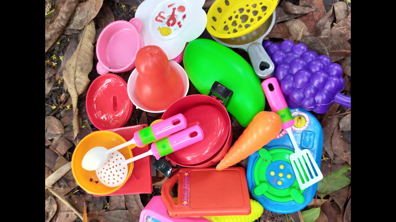 Mencari mainan masak-masakan di kebun || mainan anak perempuan ...