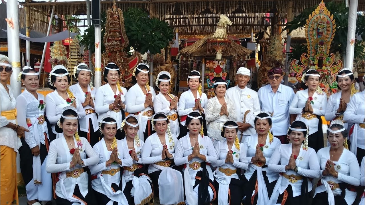 Rejang Pengider Bhuana di Pura Desa lan Puseh Denpasar - YouTube