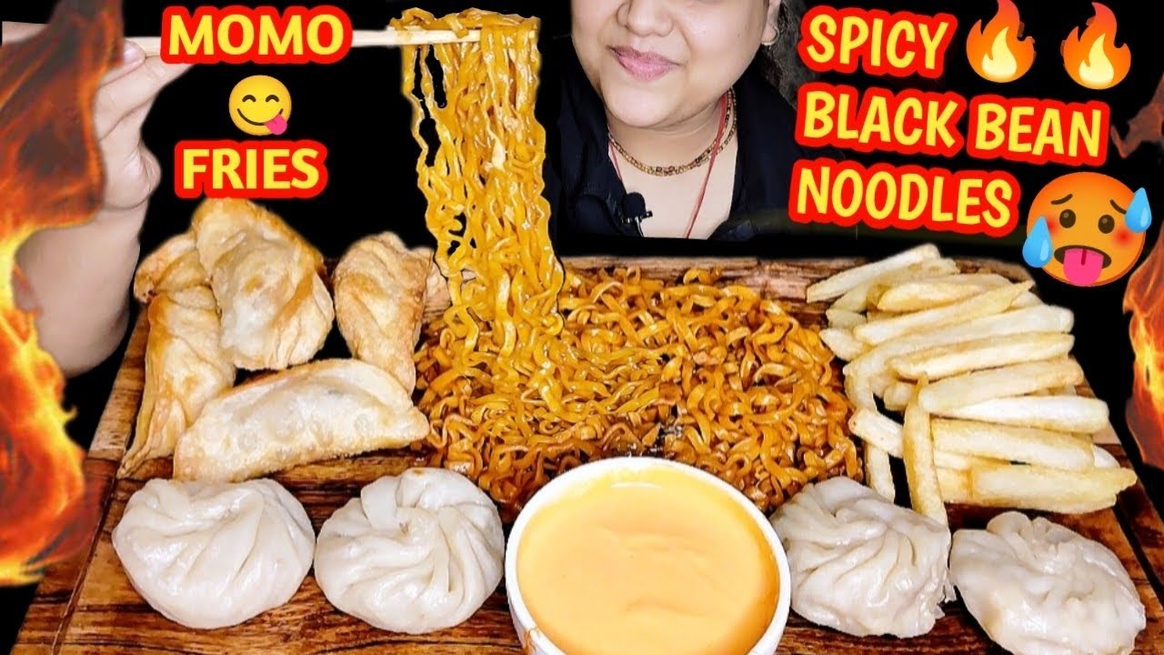 EATING🔥SPICY🌶 BLACK BEAN NOODLES🥵 BIG SIZE STEAM MOMO ,FRIED MOMO ...