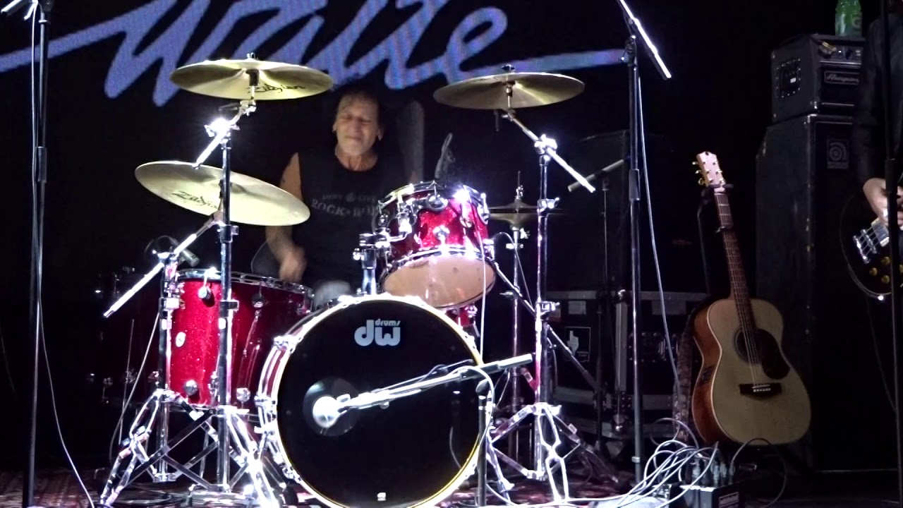 Drumsolo Alan Childs and Guitarsolo Mark Ricciardi - YouTube