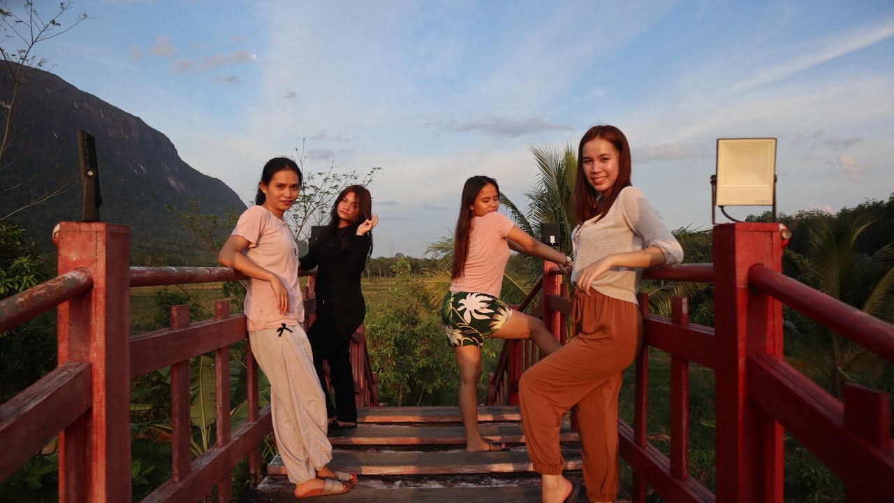 GADIS DAYAK mengunjungi jembatan merah dan villa bupati Sintang - YouTube