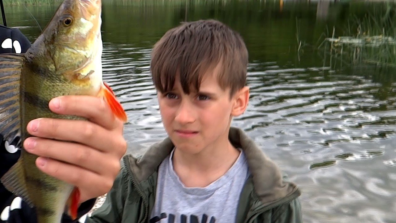 Boy first time fishing and catches jumbo perch. Ребёнок поймал первую ...