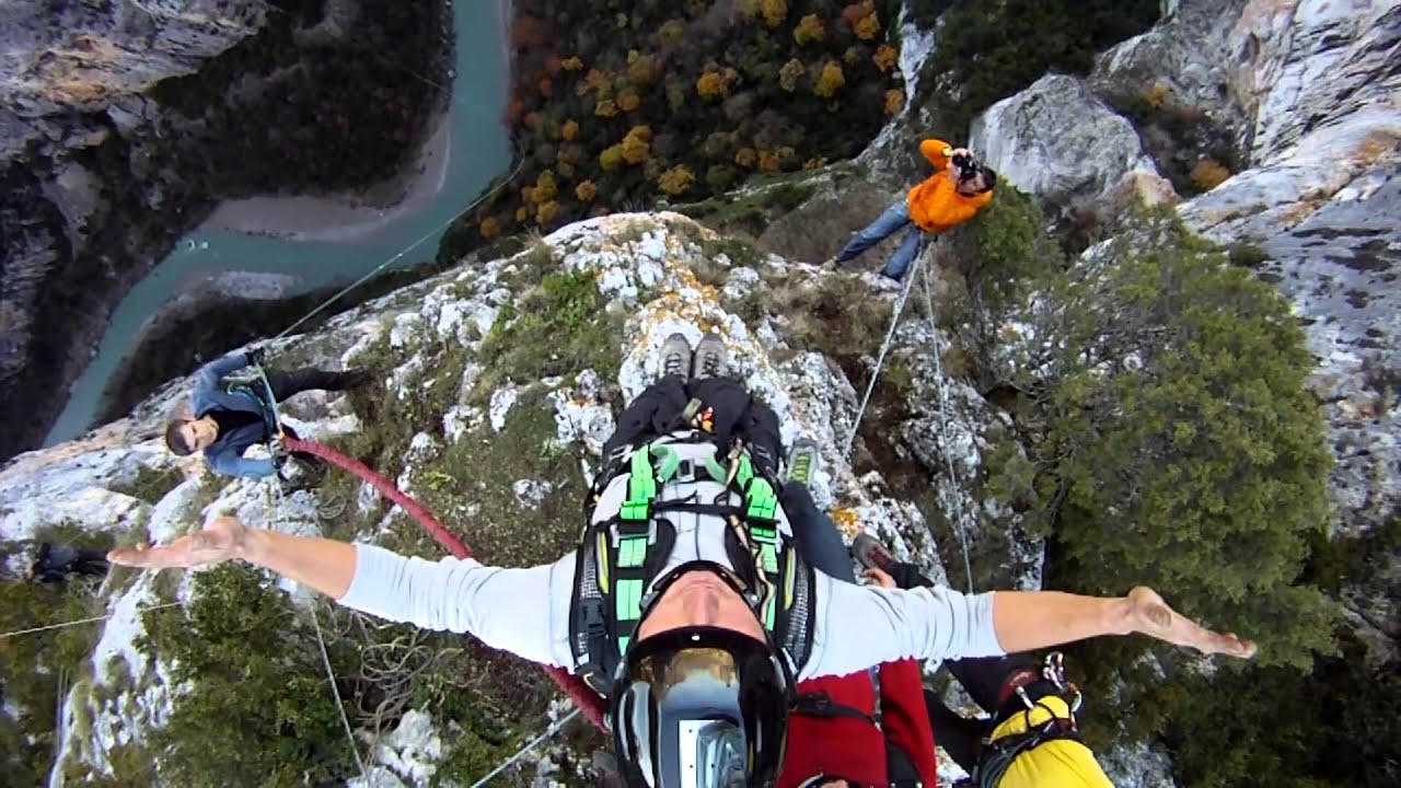 Petit Bus Rouge, Bonus 2: Giant rope jumps. - YouTube