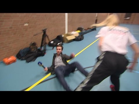 Meisje hoekt verslaggever neer