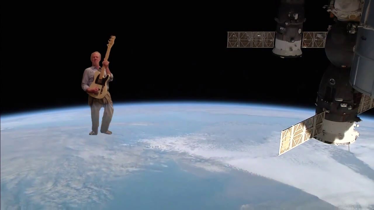 ISS HD Earth Viewing Experiment (UFO Sighting) - YouTube