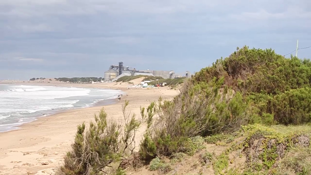 Quequén: domingo de olas marz. 2017 - YouTube