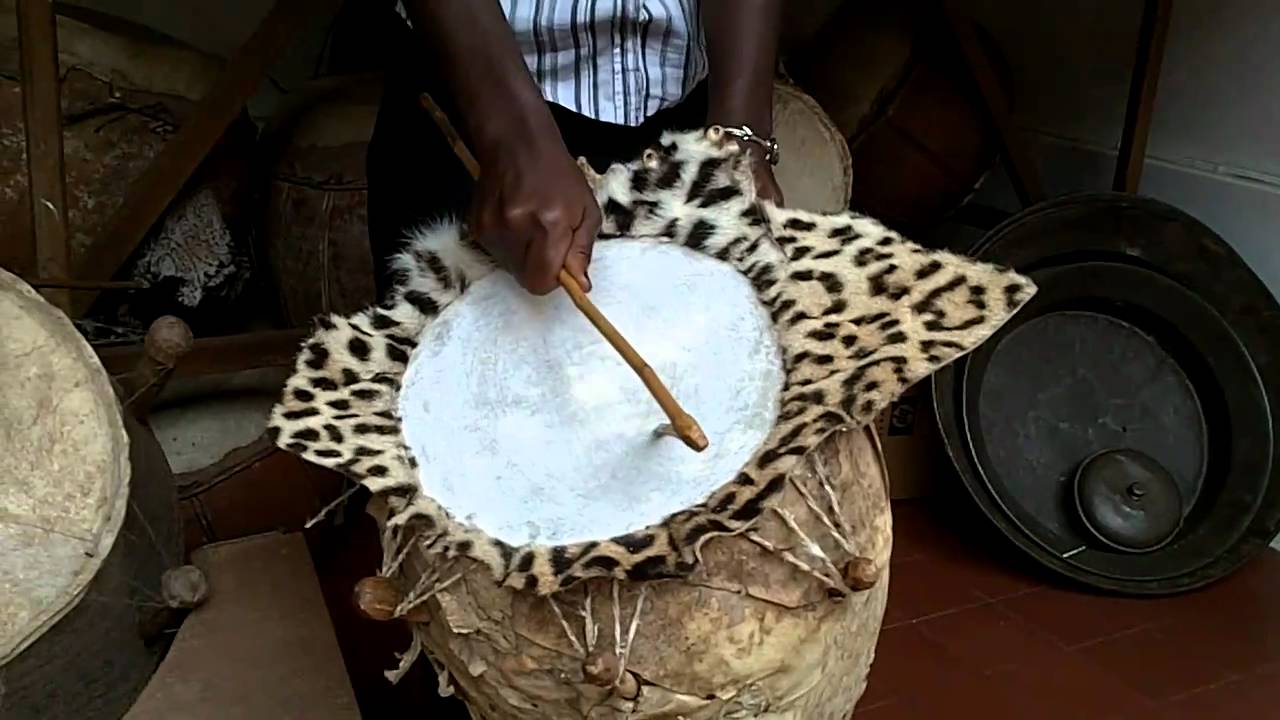 Ashanti War Drum in Kumasi - YouTube