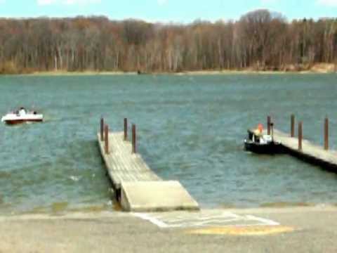Windy docking at West Branch Lake West Ramp - YouTube