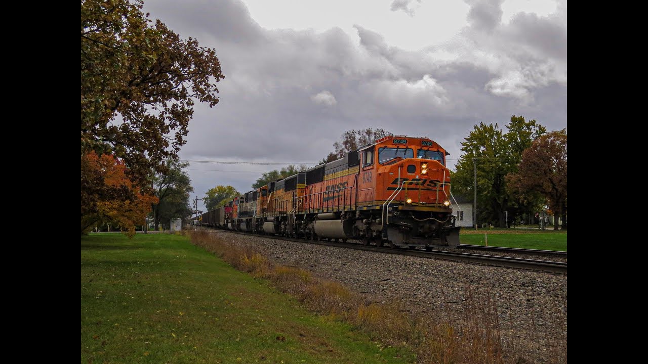 BNSF SD70MAC 9749 Leads ALL EMD Lashup with P5 HORN SHOW! - YouTube