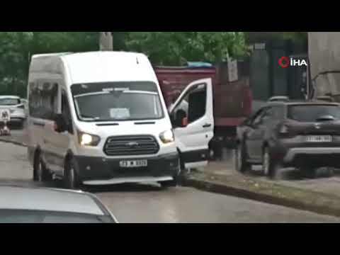 Yağmur sularının ortasında kalan yolcuyu, şoför kapısından içeri aldı #elazığ #yağmur #sel #dolmuş