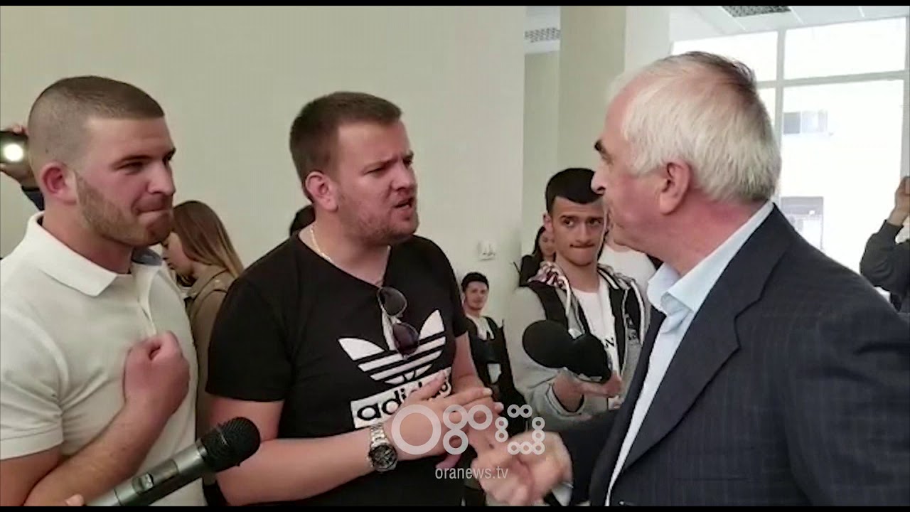 RTV Ora - Shkodër: Studentët në protestë, thyhen xhamat e fakultetit ...