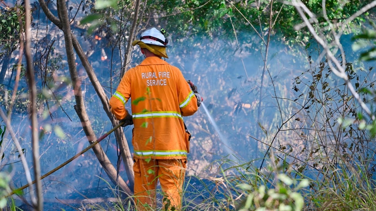 Out-of-control fires burn in NSW and Queensland. - YouTube