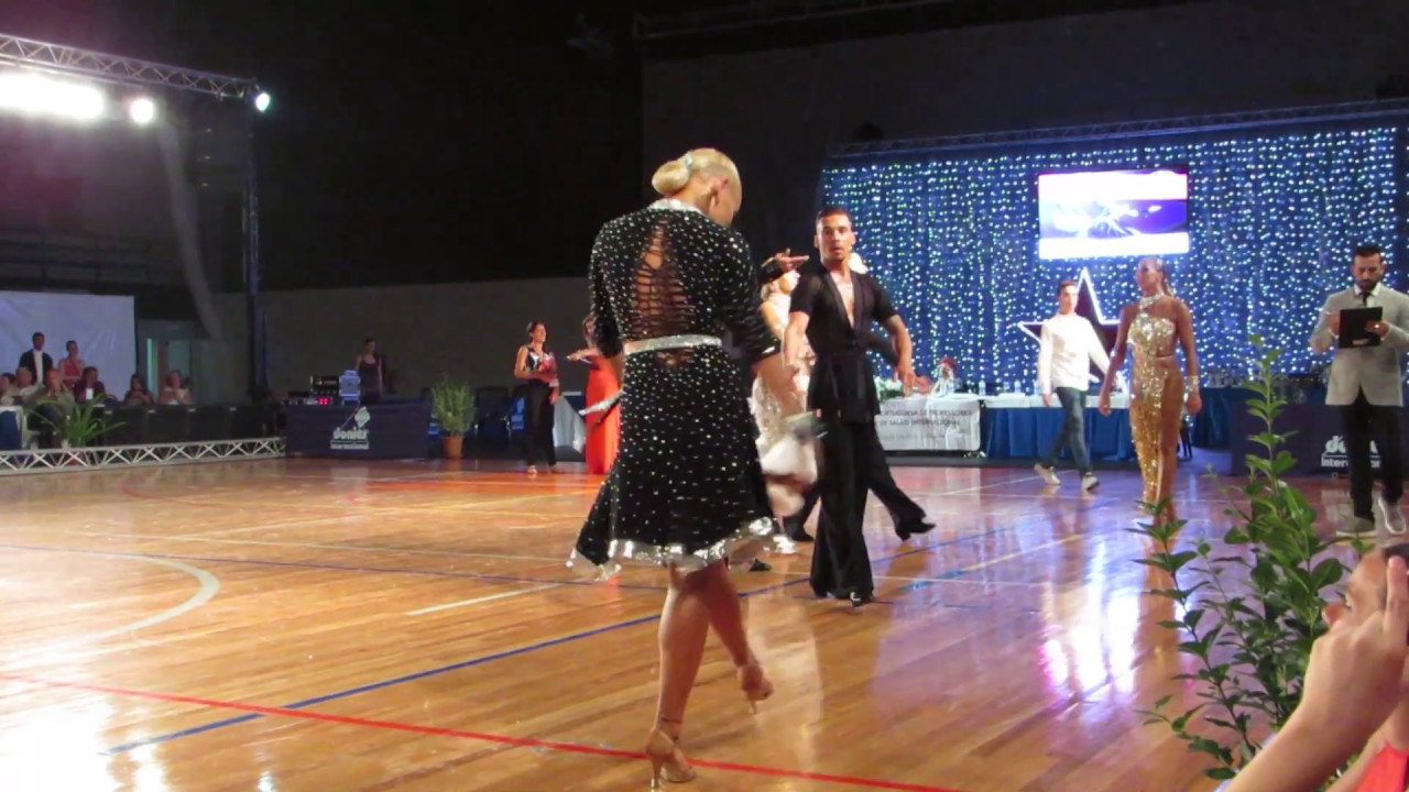 Vadim Potapov e Elena Pilipenko - Cha Cha Cha / Sines 2016 - YouTube