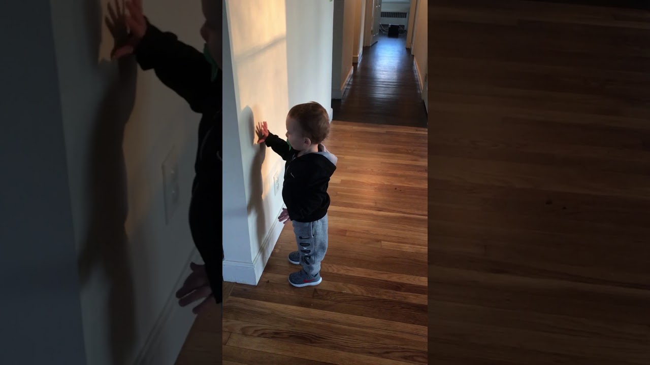 Cute kid playing with his shadow - YouTube