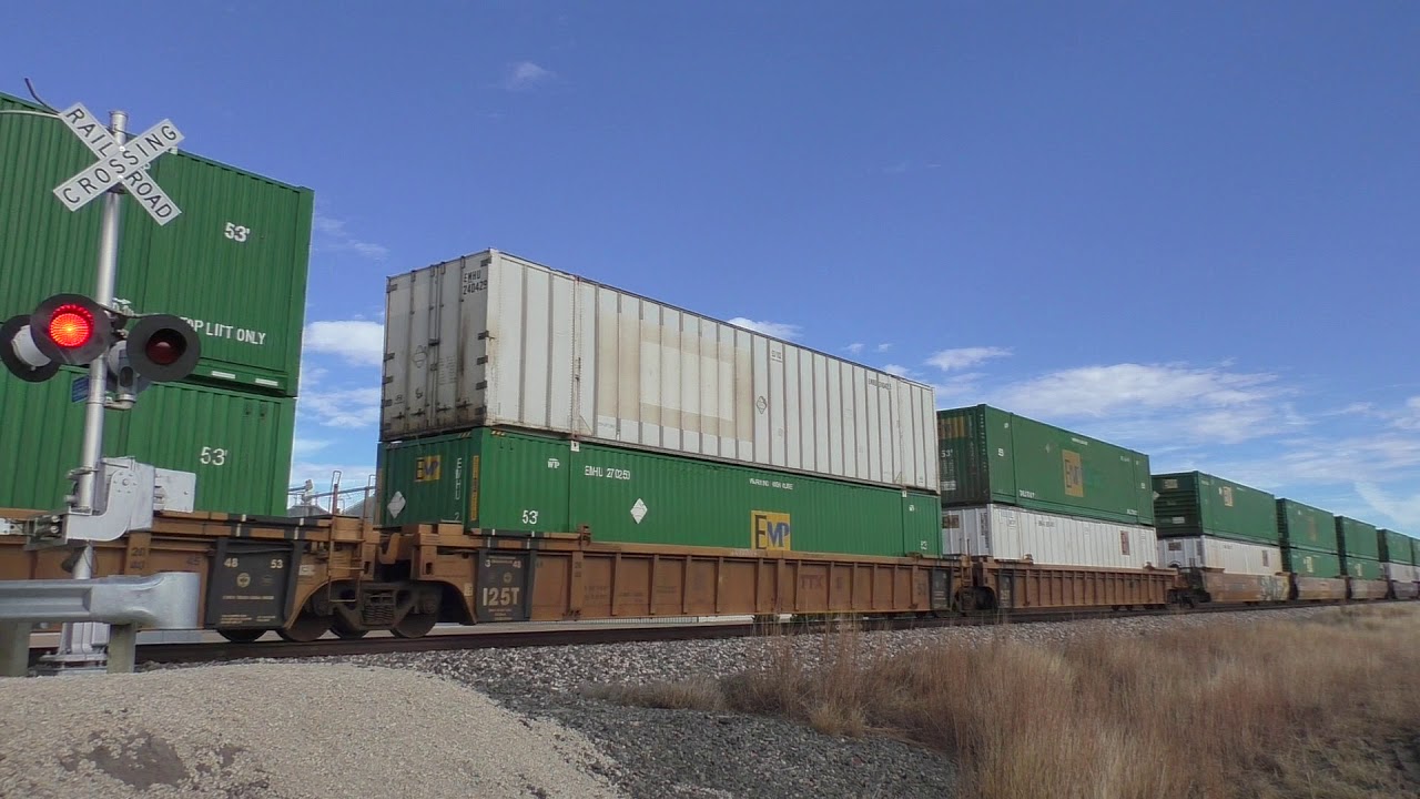 UP Golden State Route: video 2 EMP container train with a CSX leader ...