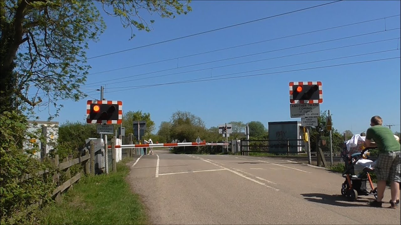 Kiln Lane Level Crossing (Cambridgeshire) - YouTube