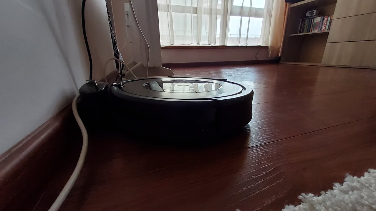 iRobot Roomba 896 playing please charge Roomba remix music - YouTube
