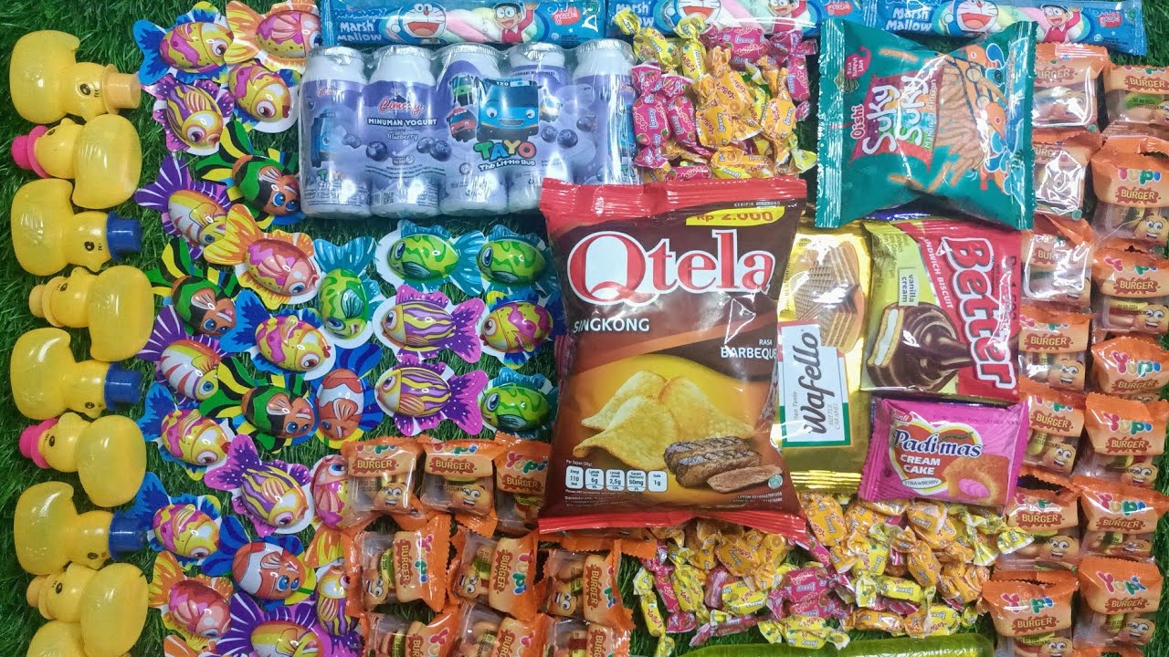 Banyak makanan permen yupi,bebek,kuda,kuda poni,kinderjoy,permen jelly ...