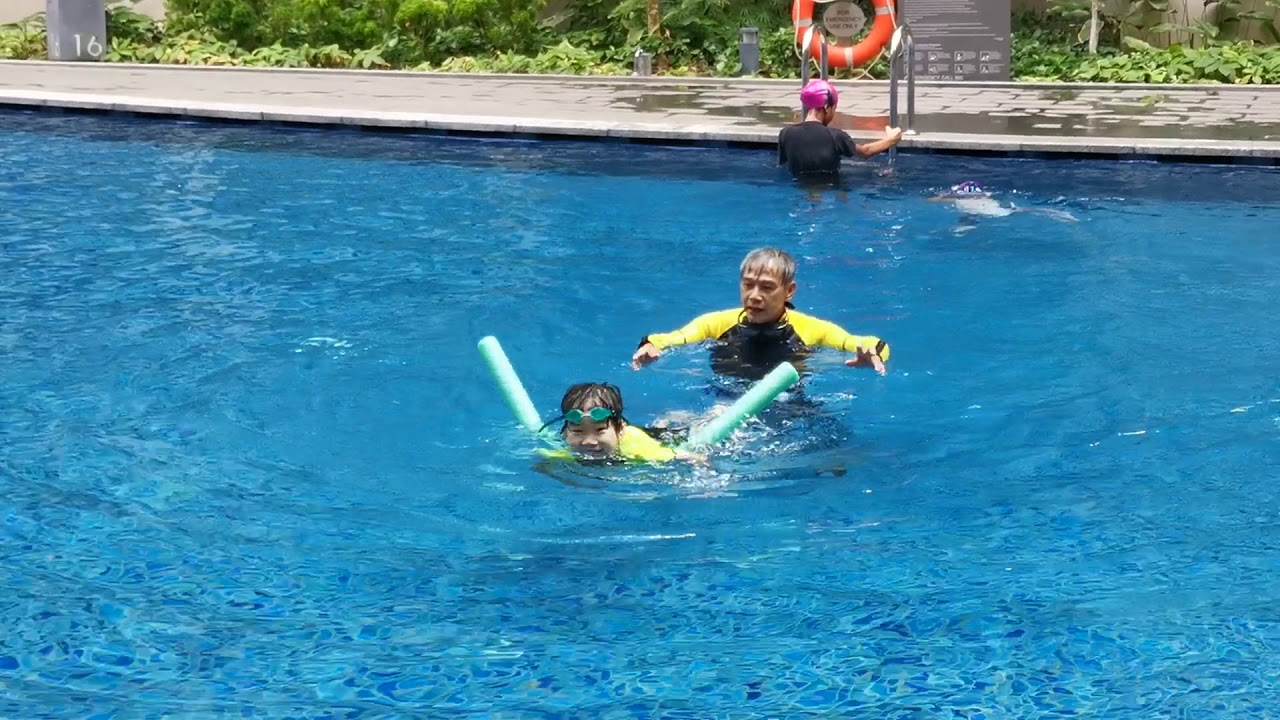 Mew Mew 2nd swimming lesson 10/08/2019(1) - YouTube
