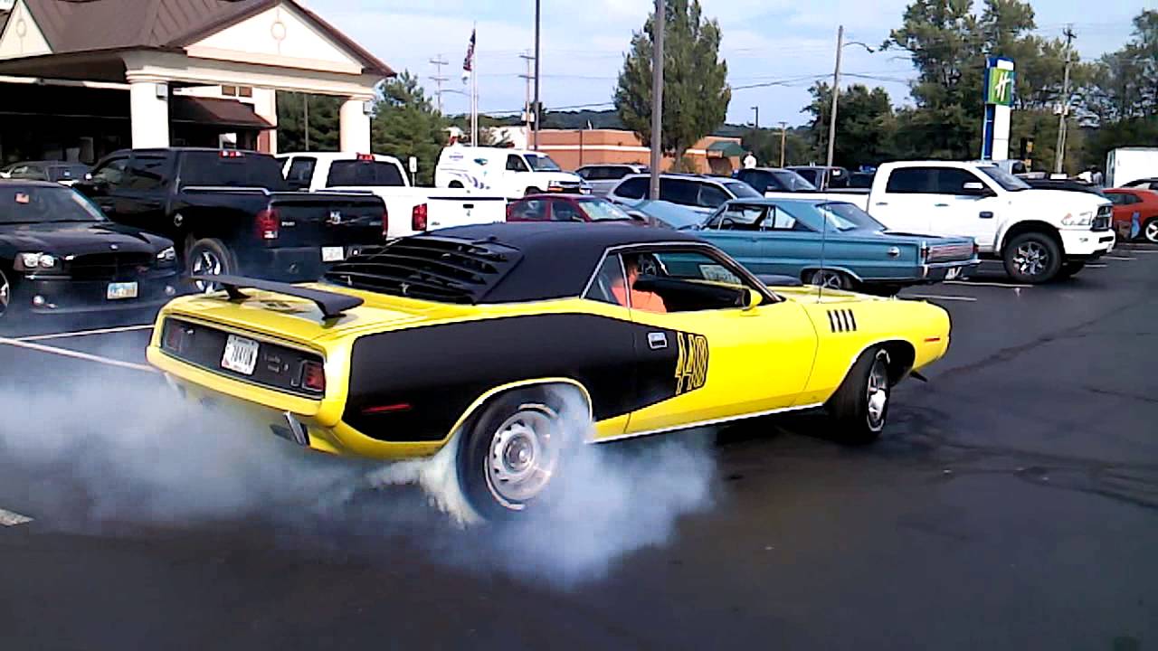 Plymouth 'cuda Doing a Burnout 2013 Mopar Nats - YouTube
