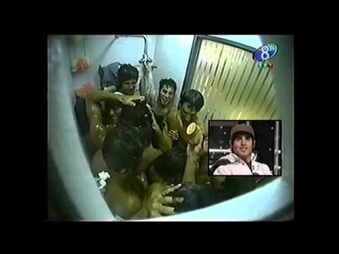 Bañándose todos juntos en la ducha. Gran Hermano 4 (2007).