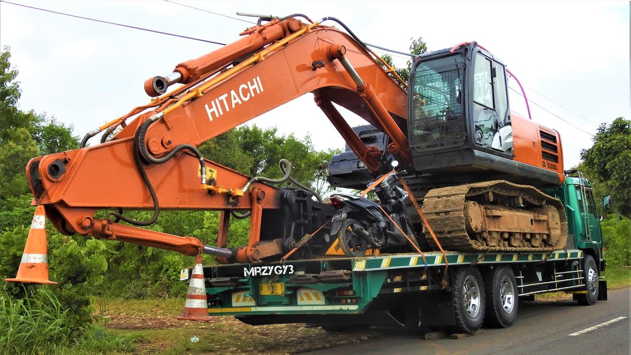 Heavy Transport 33 Ton Excavator By 10 Wheeler Fuso Self Loader Truck ...