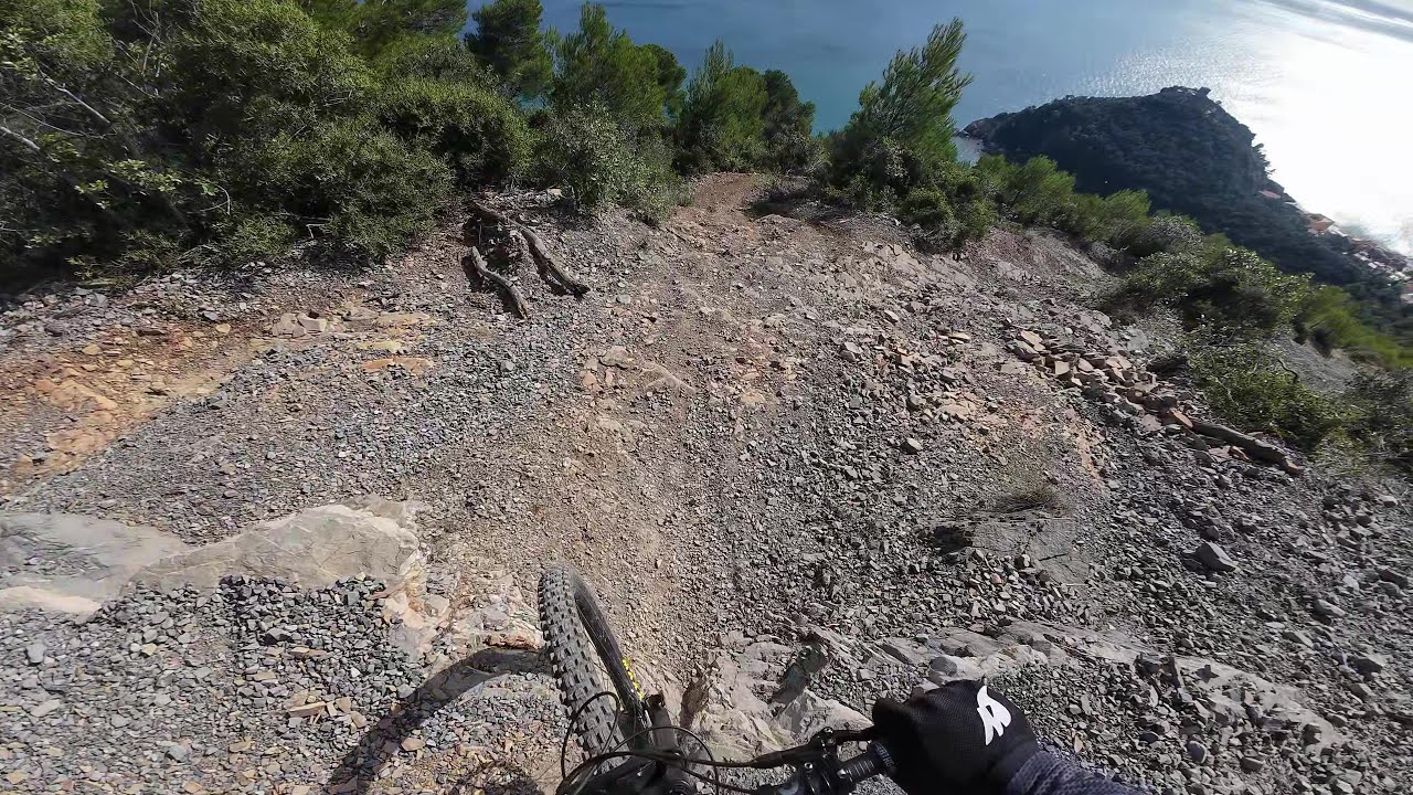 Еду по скале вниз к морю в Италии, DH Man, Finale Ligure - YouTube