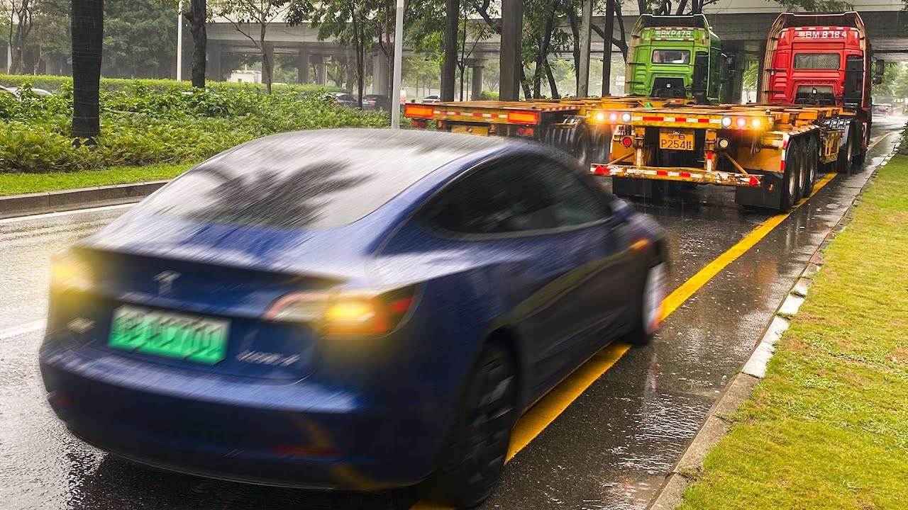 TESLA APLASTADO POR UN SEMICAMIÓN - YouTube