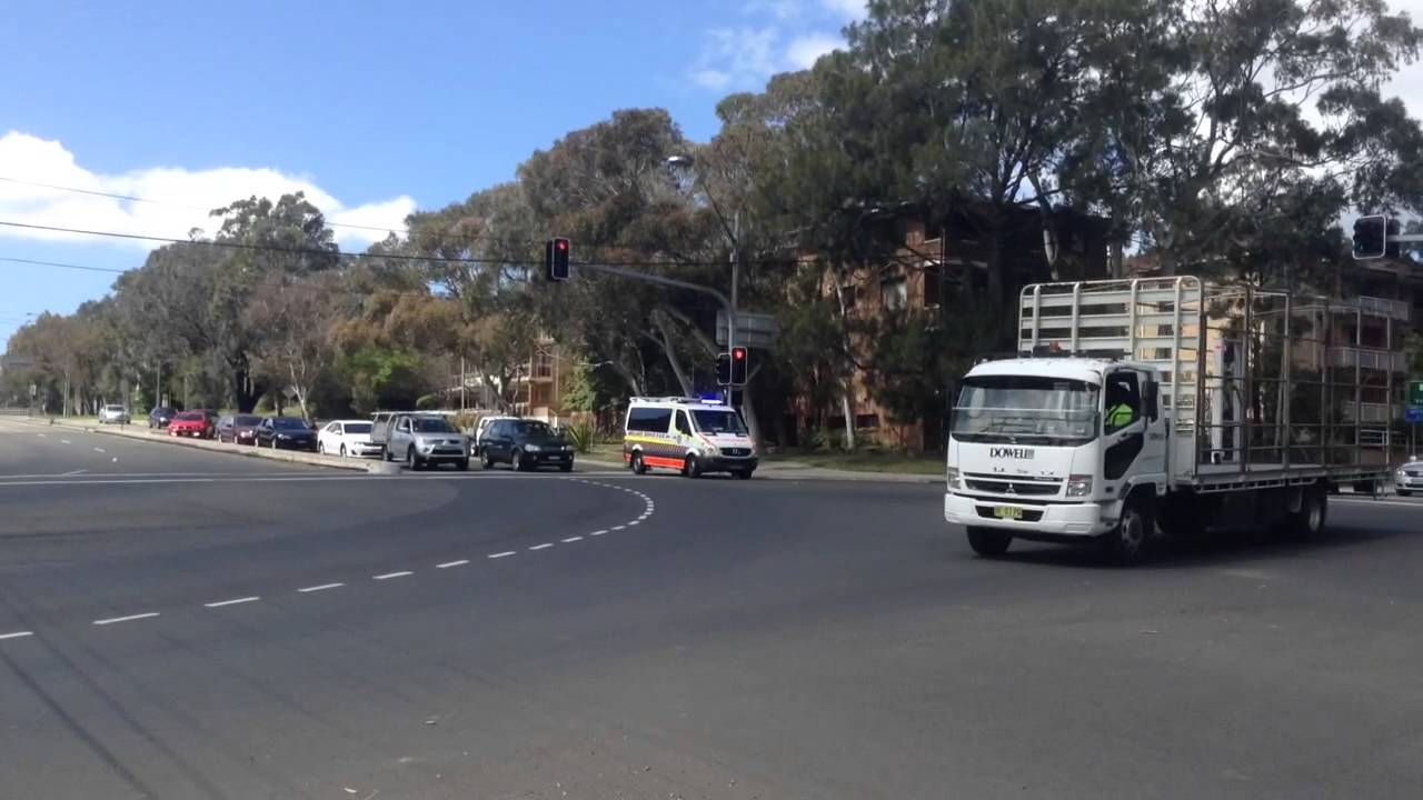 ASNSW ambulance responding - YouTube