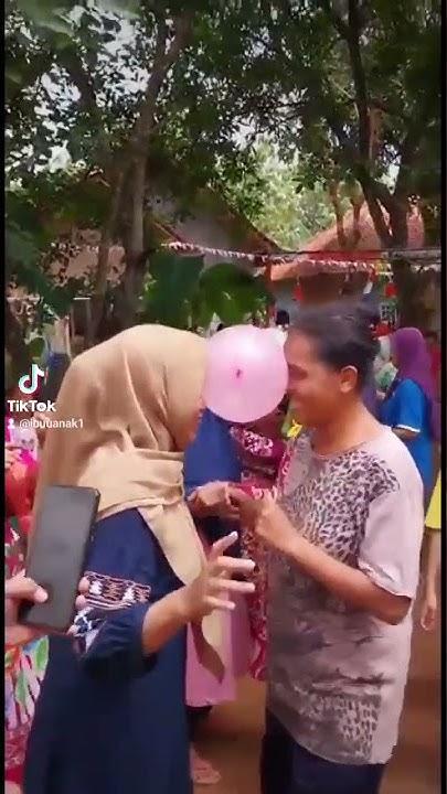 Emak-emak Lomba Agustusan #shorts #shortsvideo #food - YouTube