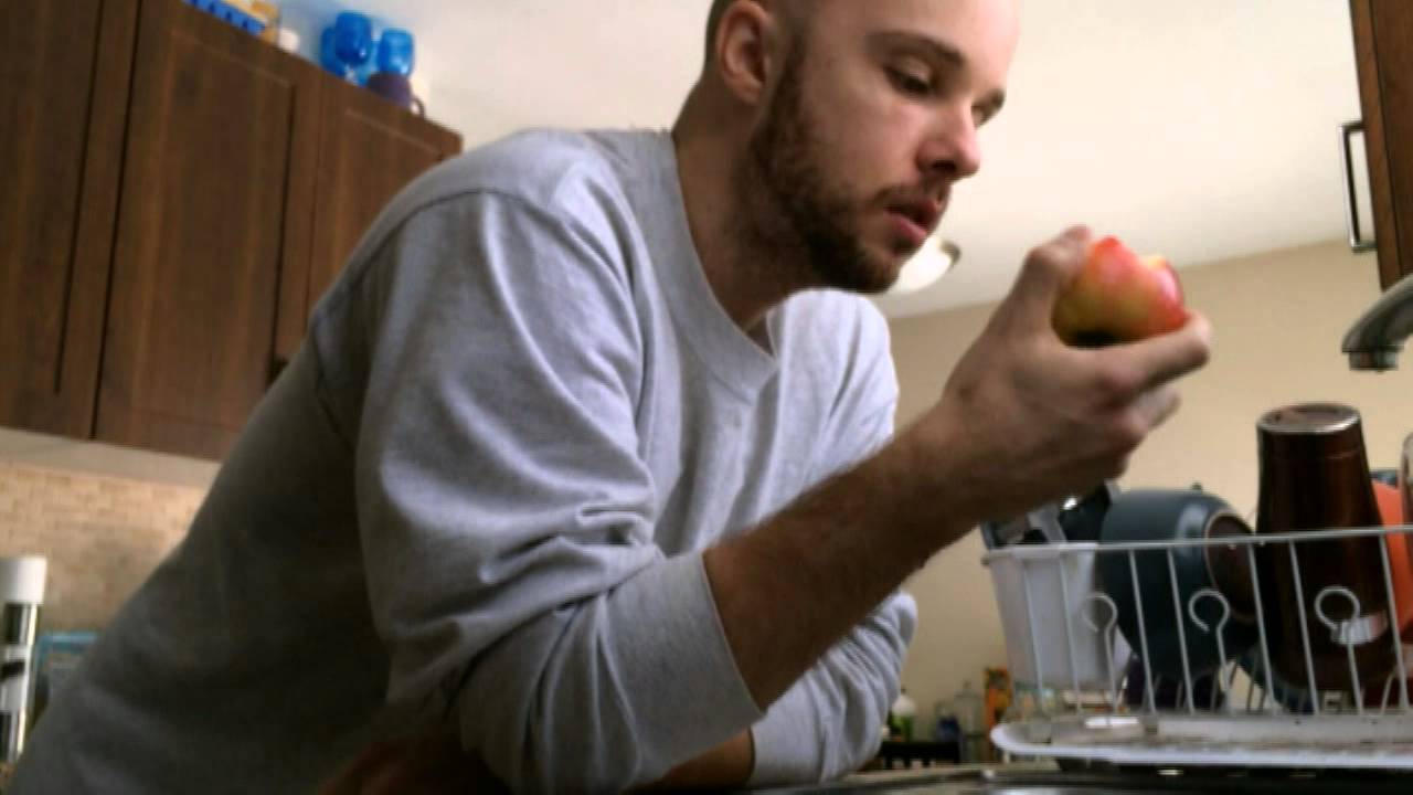 How to Properly Eat an Apple - YouTube