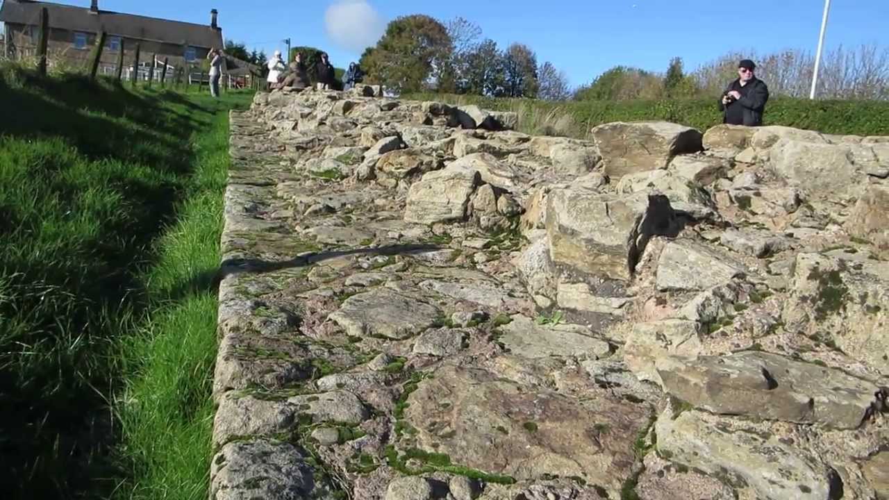 Hadrian's Wall the original border between Britannia (England) and ...