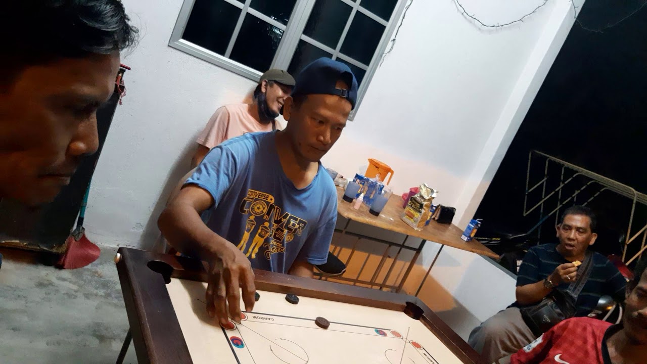 Permainan carrom di kg rantau pjang klang - YouTube