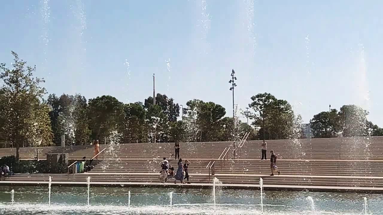 Τα συντριβάνια χορεύουν στο Ίδρυμα Σταύρος Νιάρχος! - YouTube