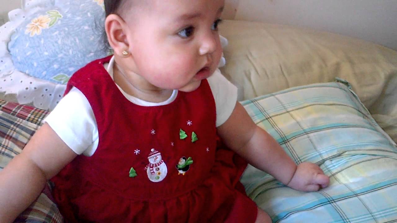 Baby Vicky pauses video all by herself! - YouTube