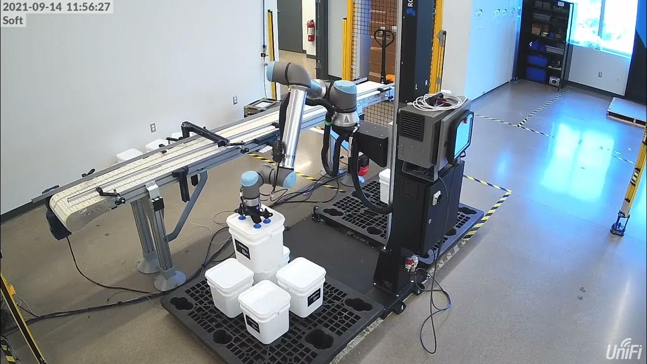 Robotiq Palletizing Solution | Use case | Palletizing & depalletizing with a conveyor - YouTube