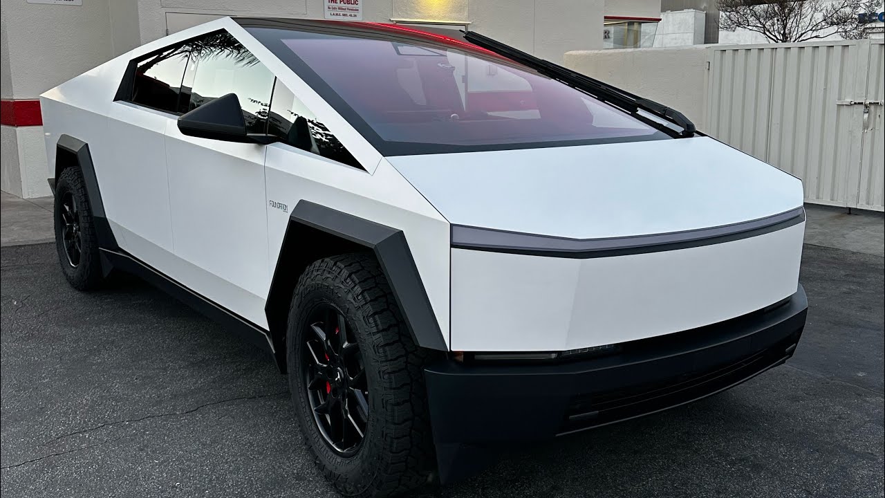 Tesla Cybertruck CRAZY LIGHT SHOW 😳 - YouTube