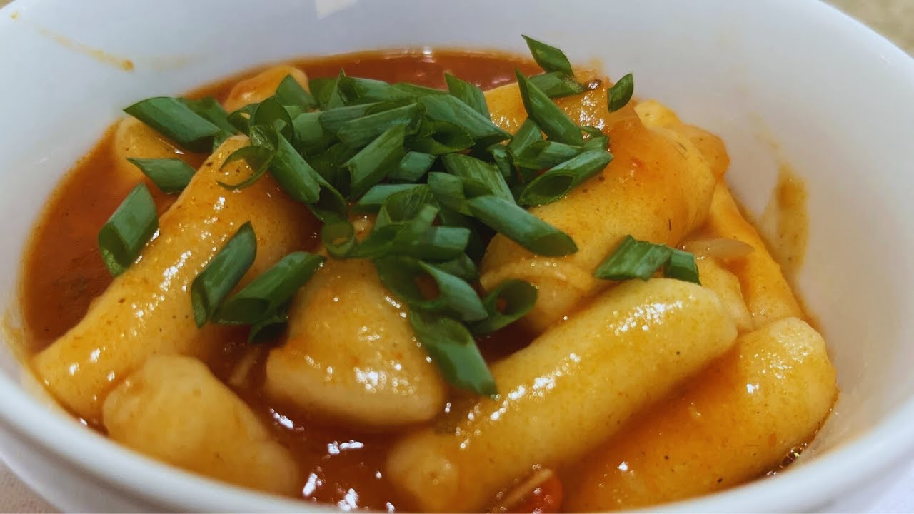 Minha receita do famoso Tteokbokki ou topokki coreano sem pimenta - YouTube