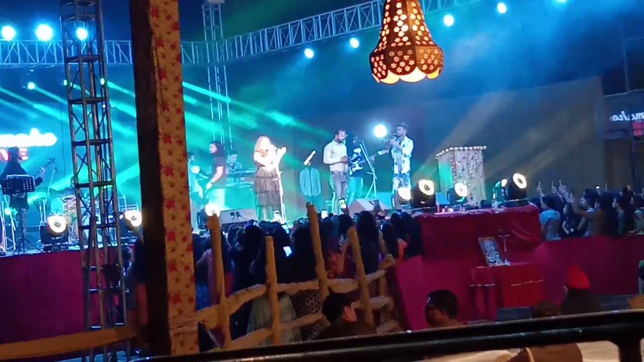 Sumedha karmahe Bollywood singer - YouTube