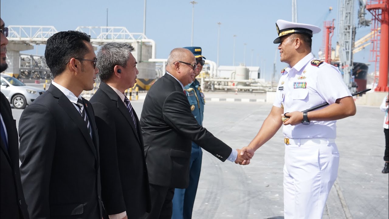 KRI BIMA SUCI TIBA DI SALALAH, OMAN - YouTube