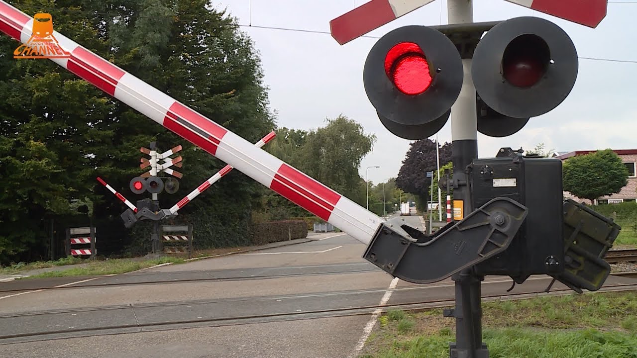 DUTCH RAILROAD CROSSING - Tricht - Nieuwesteeg - YouTube