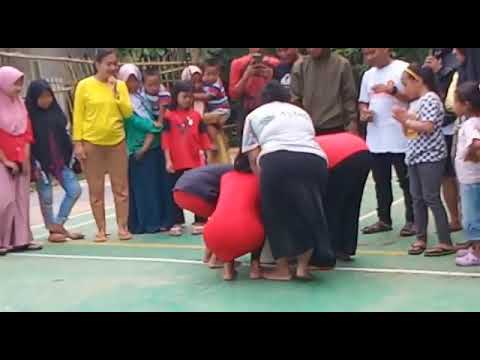 Lomba masukin belut ke botol.