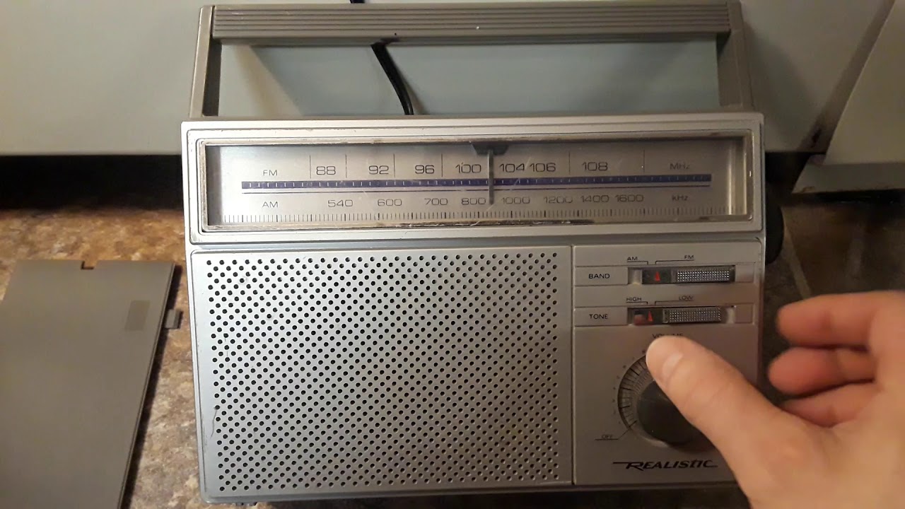 Radio Shack Realistic Vintage Radio Model 12-717 - YouTube