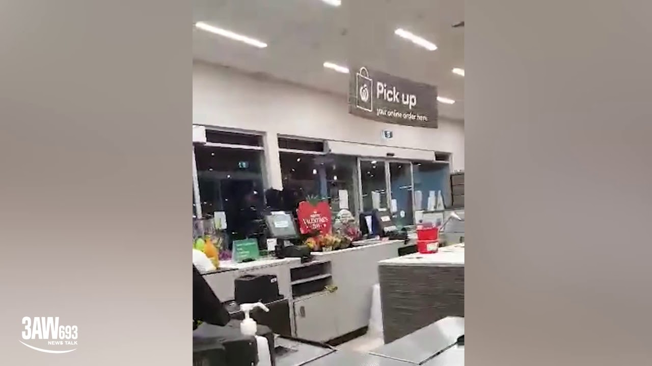 Supermarket scare: Men terrify Woolworths shoppers - YouTube