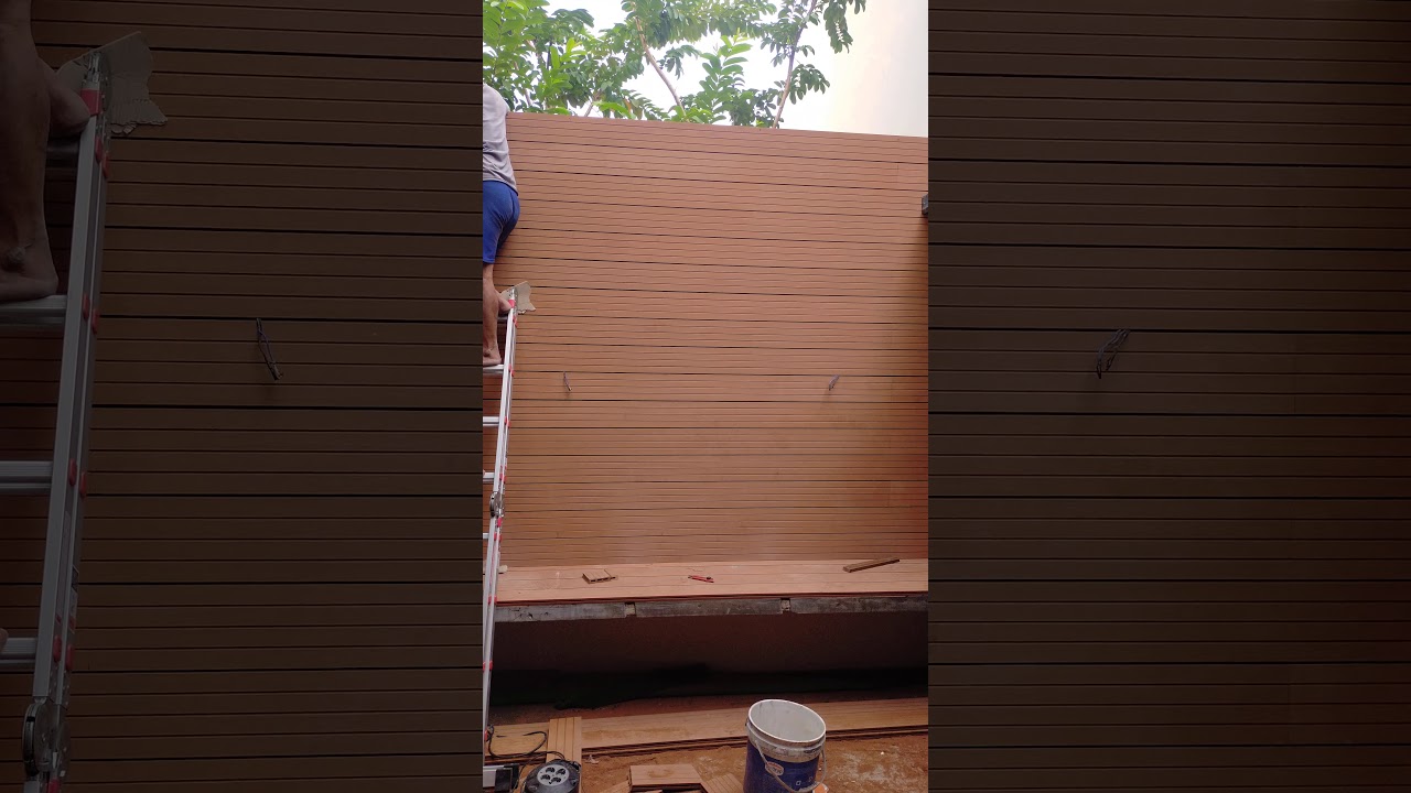 Proses pemasangan papan wpc di dinding oleh tenaga ahli - YouTube