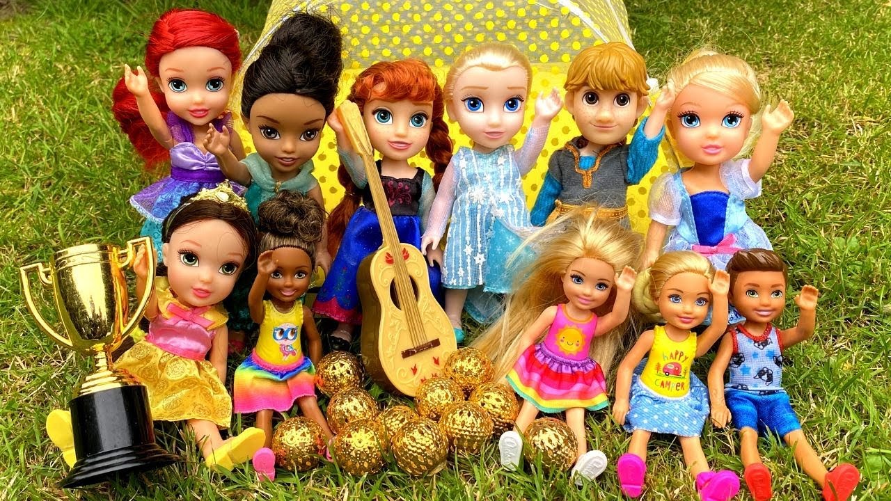 CAMPING ! Elsa & Anna Toddlers | Bubble Machine | Marshmallow | Tent ...