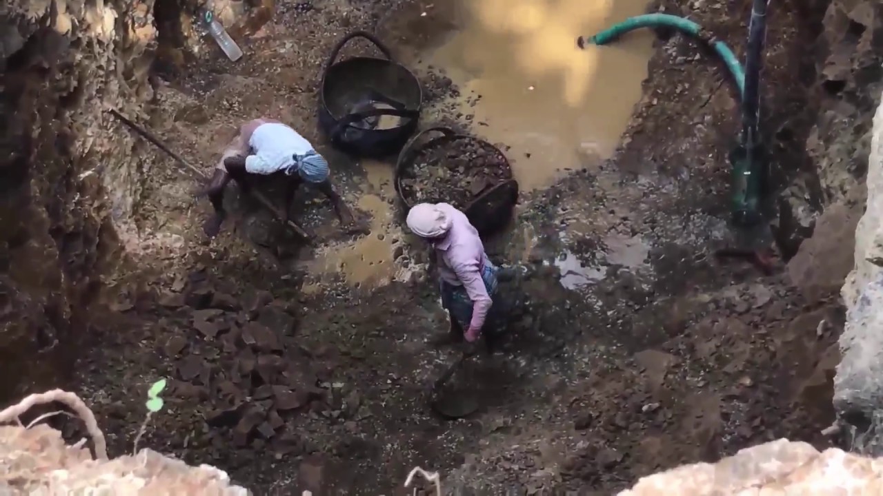 HAND DIGGING WELL | INDIA | TAMIL NADU - YouTube