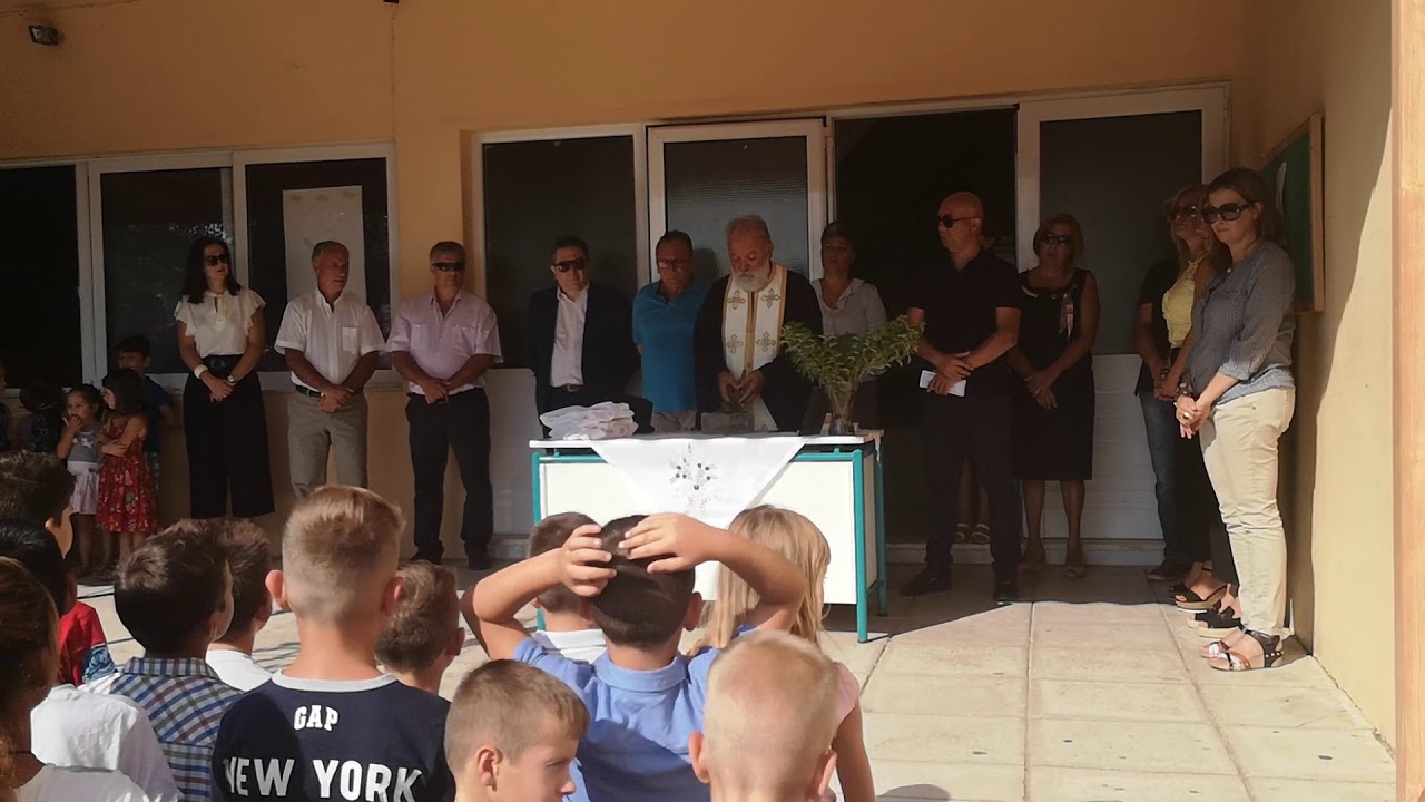 Αγιασμός στο Δημοτικό Σχολείο και Νηπιαγωγείο Σκουροχωρίου - YouTube