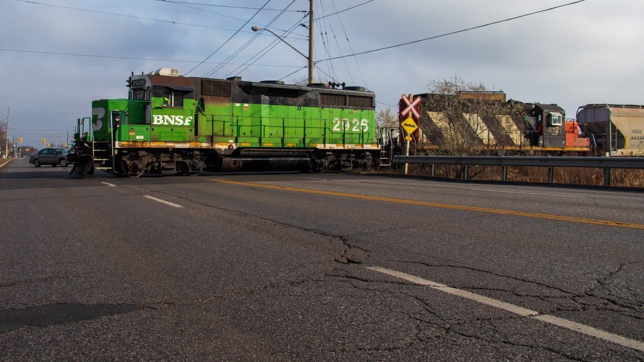 GREEN! BNSF 2926 at Brampton (DEC 8/23) - YouTube