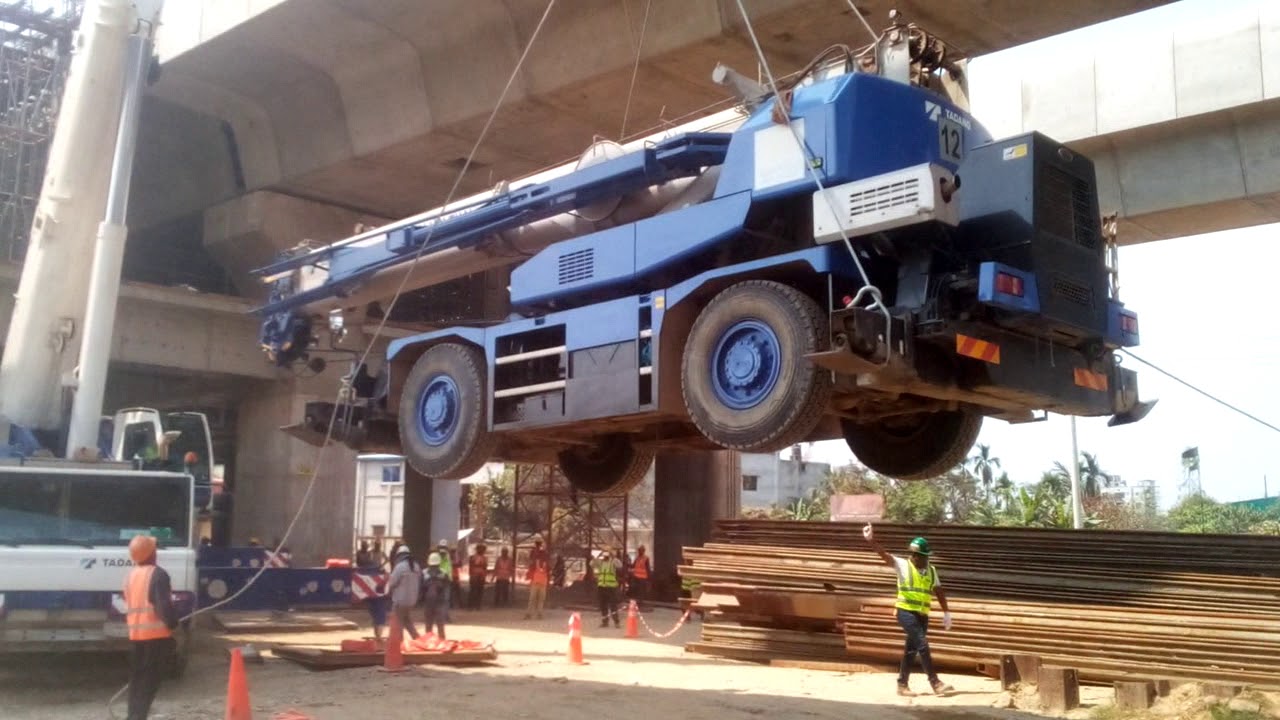 Lifting safely.mobile crane 220 tone. - YouTube